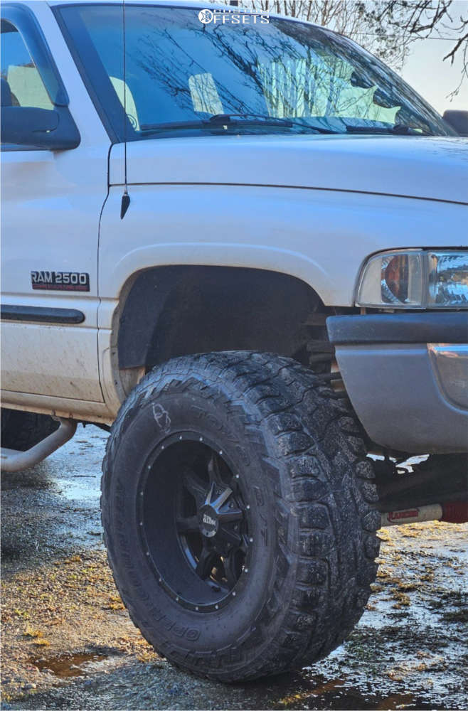 1999 Dodge Ram 2500 with 18x10 -24 Moto Metal MO970 and 37/12.5R18 Toyo ...