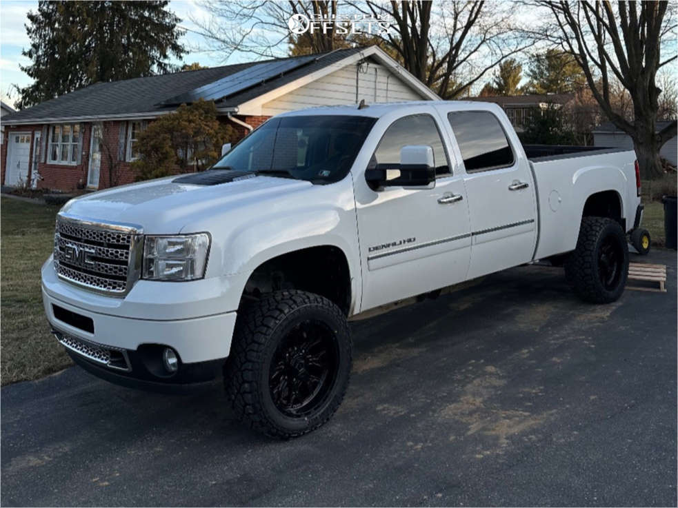 2013 GMC Sierra 2500 HD with 20x10 -19 TIS 560b and 33/12.5R20 Kenda ...
