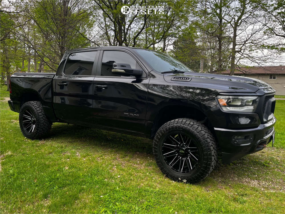 2019 Ram 1500 with 20x10 -18 Moto Metal Mo998 and 35/12.5R20 Kenda ...