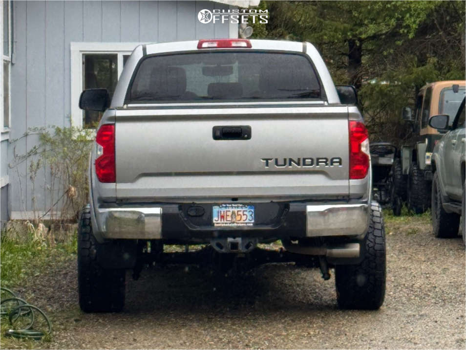 2014 Toyota Tundra with 22x12 -44 TIS 560b and 33/12.5R22 Toyo Tires ...