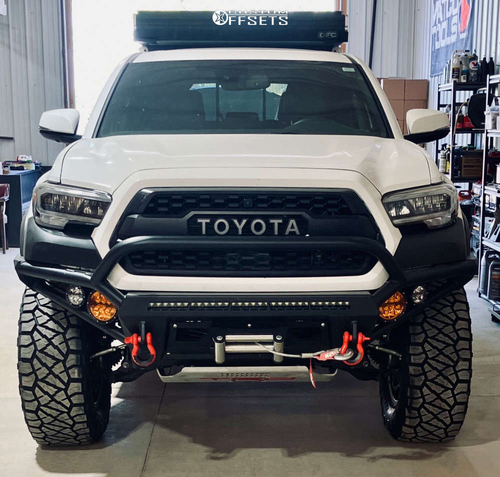 2023 Toyota Tacoma with 17x9 -12 Method Mr703 and 33/12.5R17 Nitto ...
