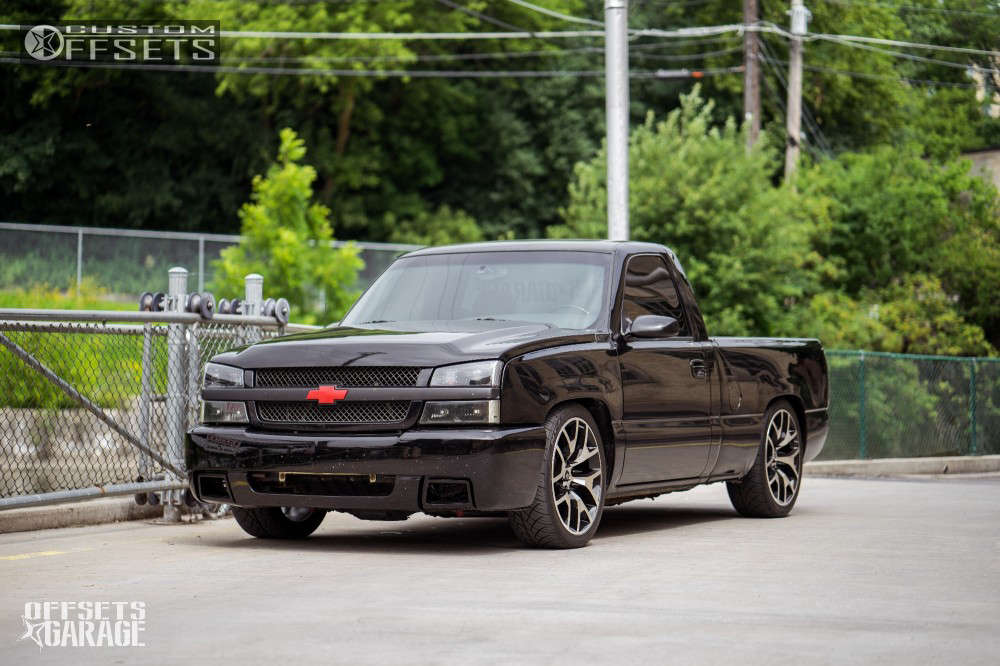 2003 Chevrolet Silverado 1500 with 22x9 30 LunaTech Gm2 and 265/40R22 ...