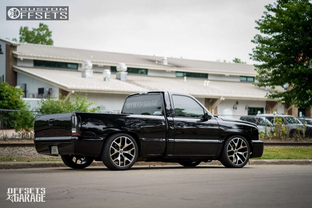2003 Chevrolet Silverado 1500 with 22x9 30 LunaTech Gm2 and 265/40R22 ...