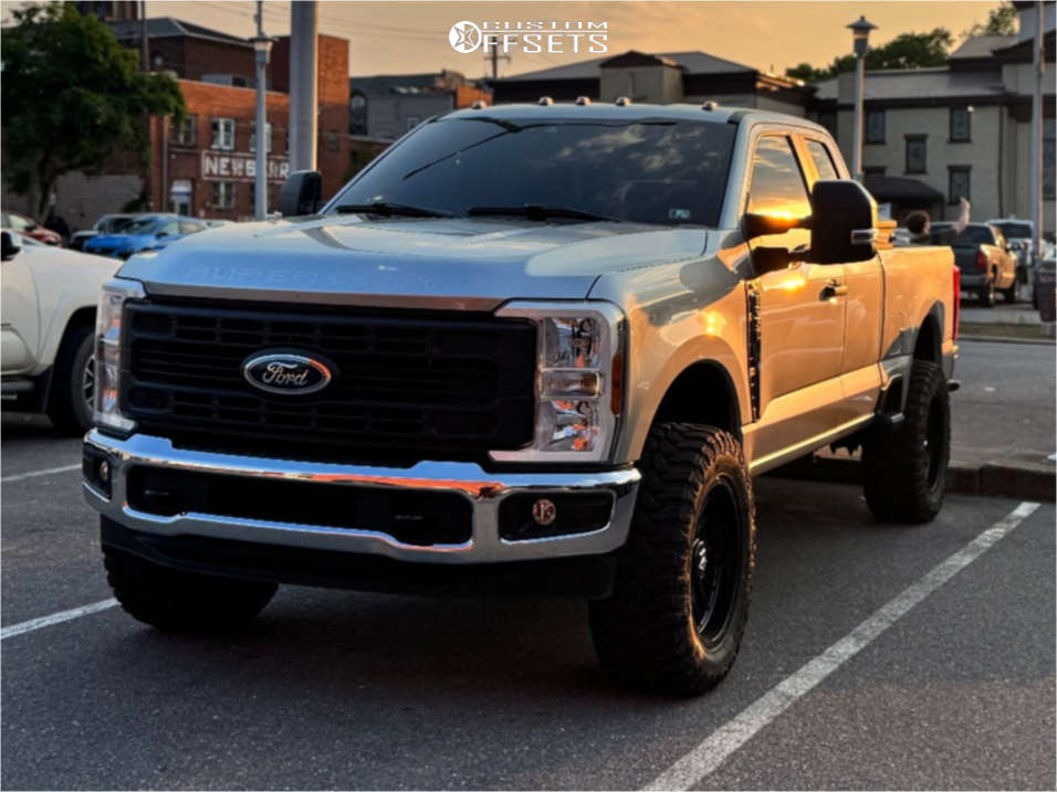 2024 Ford F-250 Super Duty with 20x10 -19 TIS 547b and 35/12.5R20 TIS ...