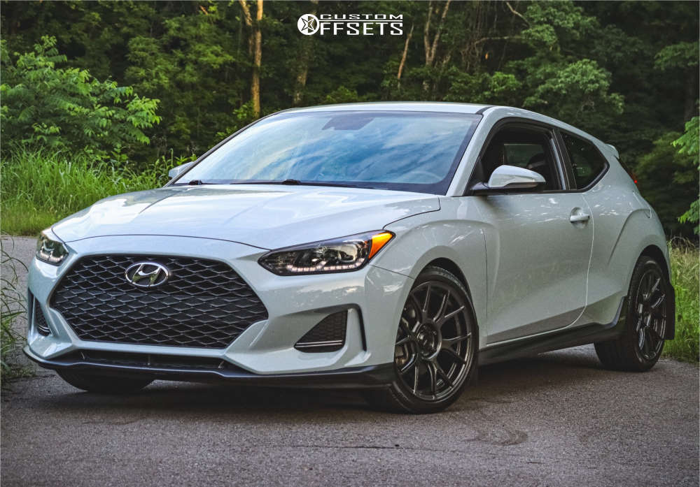 2019 Hyundai Veloster with 18x8.5 45 Konig Ampliform and 225/40R18 ...