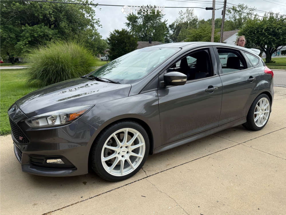 2018 Ford Focus with 18x8 40 Voxx Cotto and 235/40R18 Kosic Drs-7 and ...