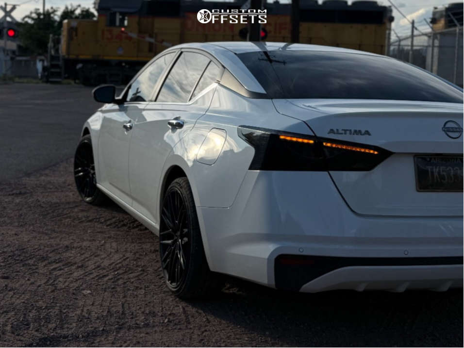2023 Nissan Altima with 19x8.5 40 XXR 582 and 225/35R19 Lexani Lx ...