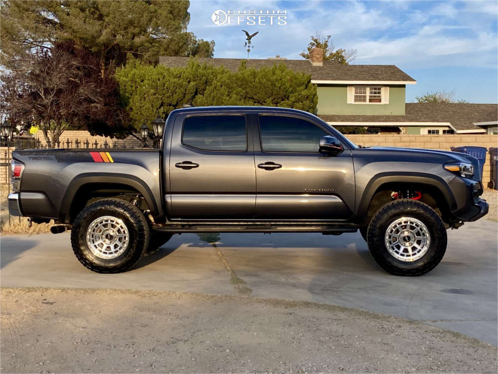 2022 Toyota Tacoma with 17x9 -12 Rock Trix RT114 and 285/70R17 Nitto ...