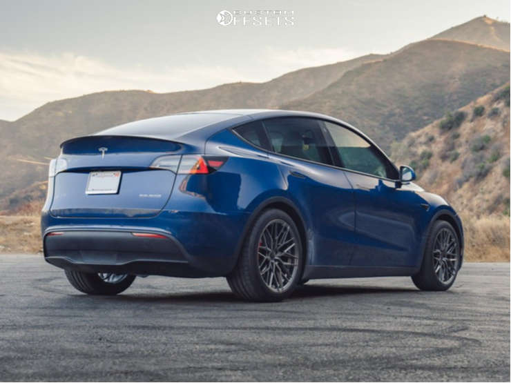 2022 Tesla Y with 20x9 25 VMR V802 and 255/40R20 Continental ...