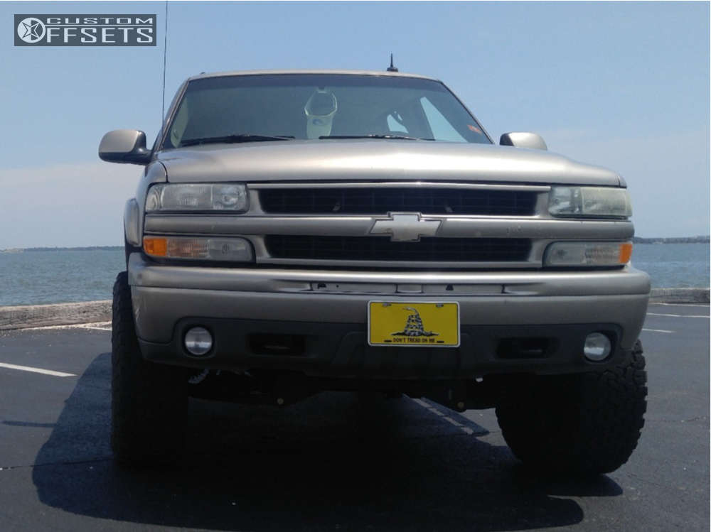 2003 Chevrolet Suburban with 18x9 -12 Method Con6 and 33/12.5R18 ...