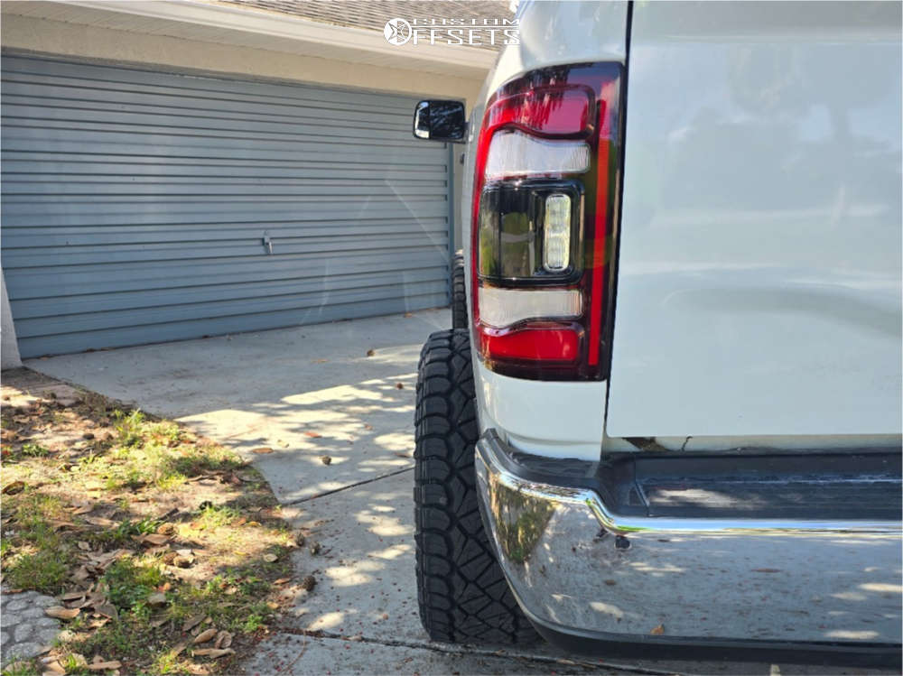 2021 Ram 2500 with 22x12 -44 TIS 563b and 35/12.5R22 Predator New ...