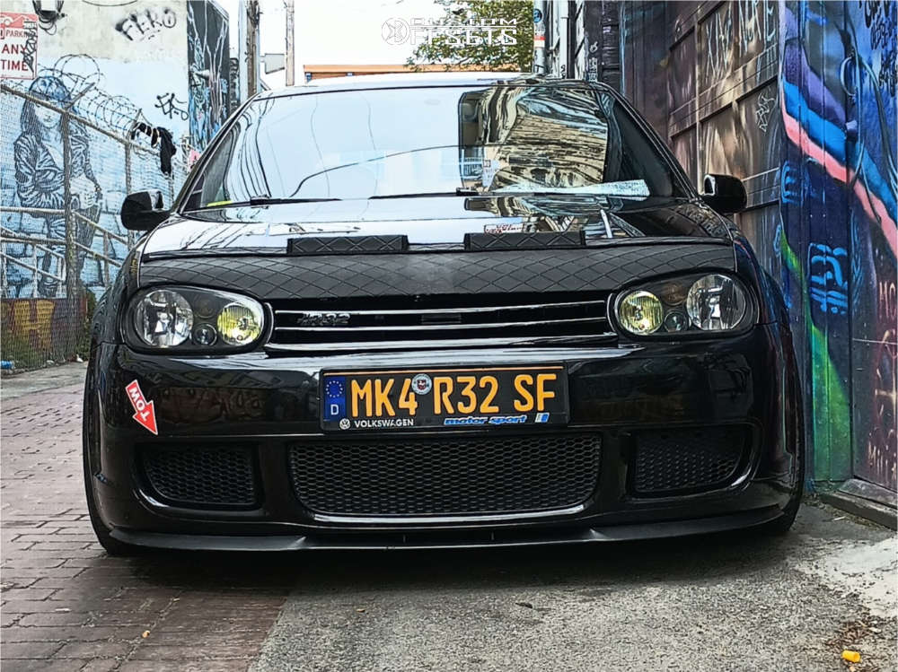 2004 Volkswagen R32 with 18x8.5 35 3SDM 0.66 and 215/40R18 Nitto Neo ...
