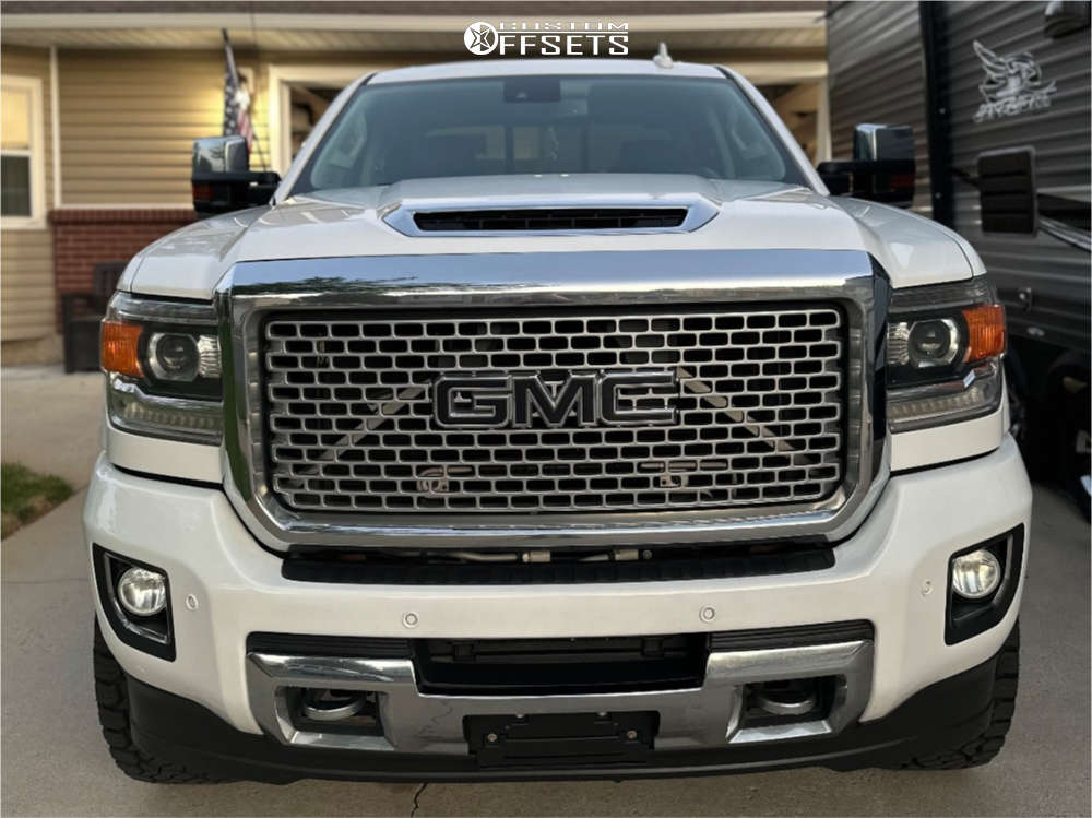 2017 GMC Sierra 2500 HD with 20x12 -44 TIS 544B and 35/12.5R20 Venom ...