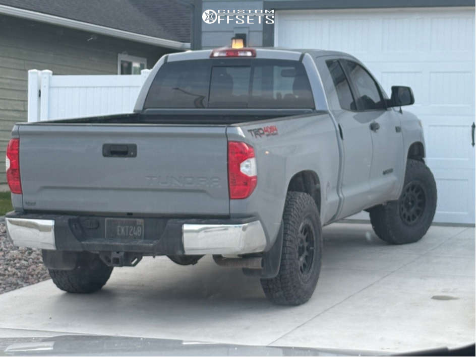 2018 Toyota Tundra with 17x8.5 25 Method 305 Nv and 35/11.5R17 Falken ...