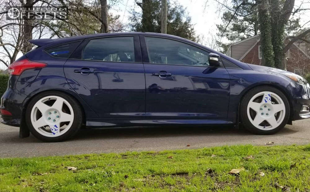 2017 Ford Focus with 18x8.5 40 Fifteen52 Tarmac and 245/40R18 Achilles ...
