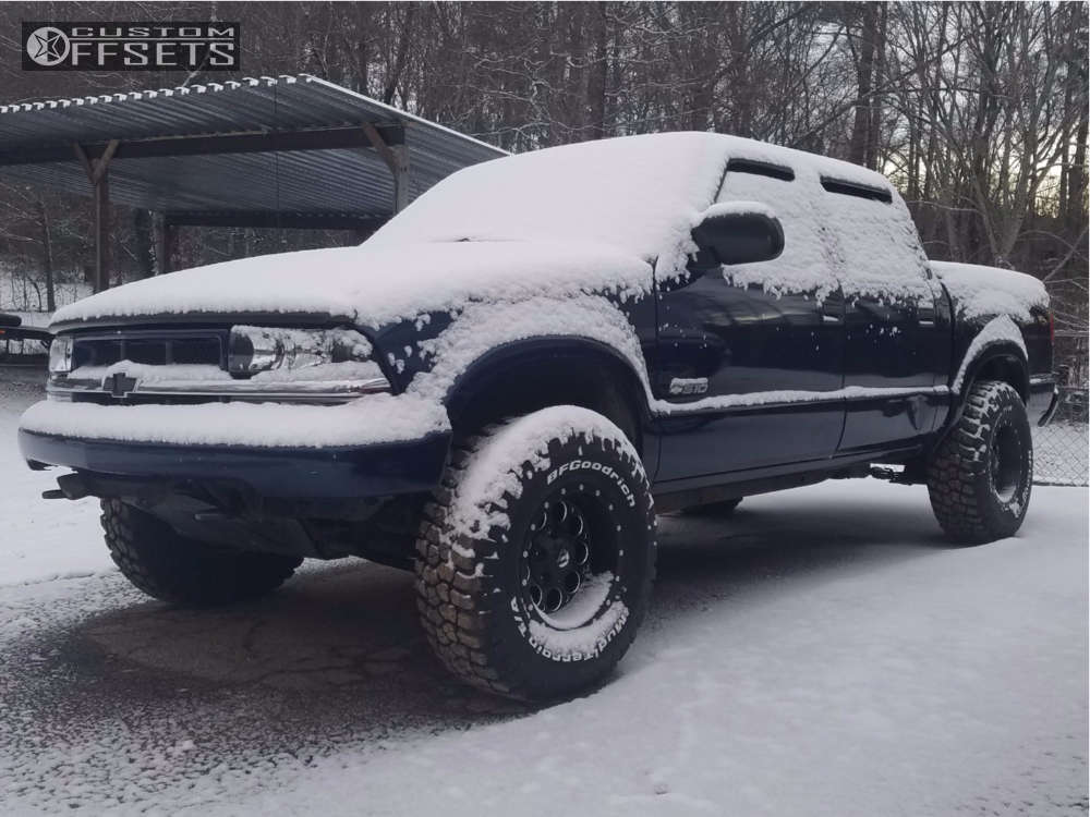 2004 Chevrolet S10 with 15x8 -18 Fuel Revolver and 31/10.5R15 ...