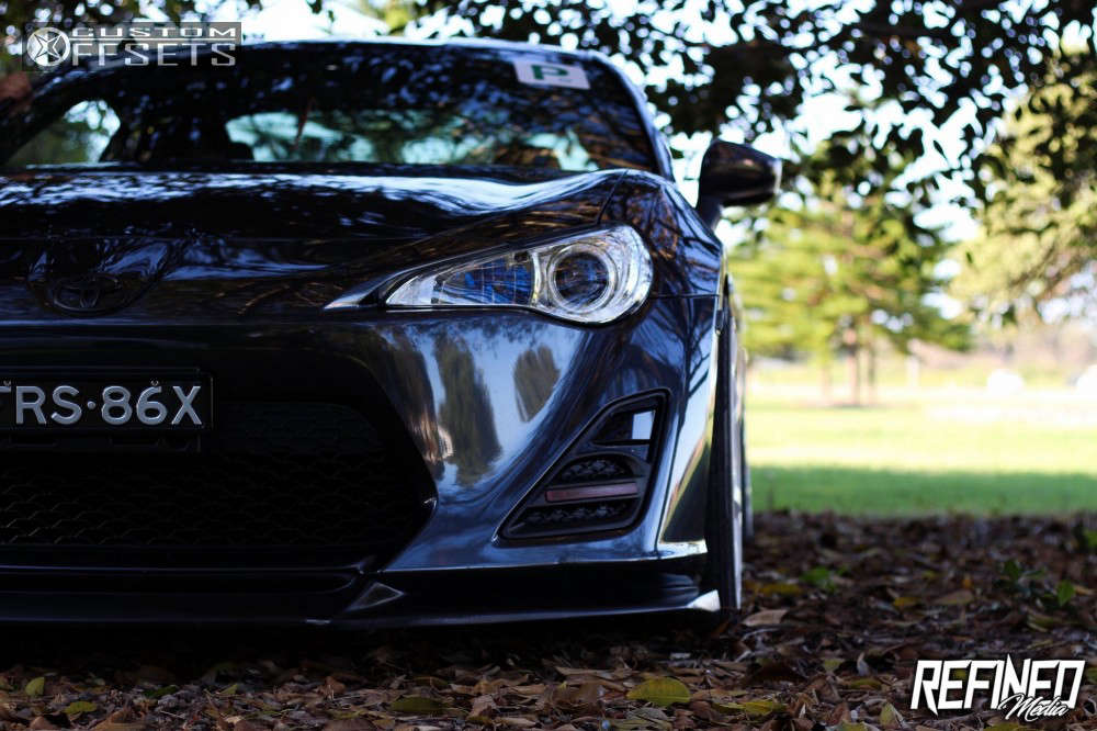 2015 Toyota 86 with 18x9.5 38 Rota Vector Pro and 235/40R18 Landsail ...
