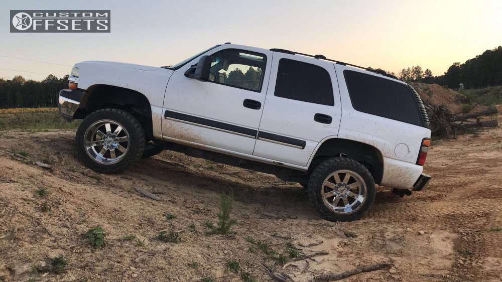 2004 Chevrolet Tahoe with 20x12 -44 Moto Metal 962 and 33/12.5R20 ...