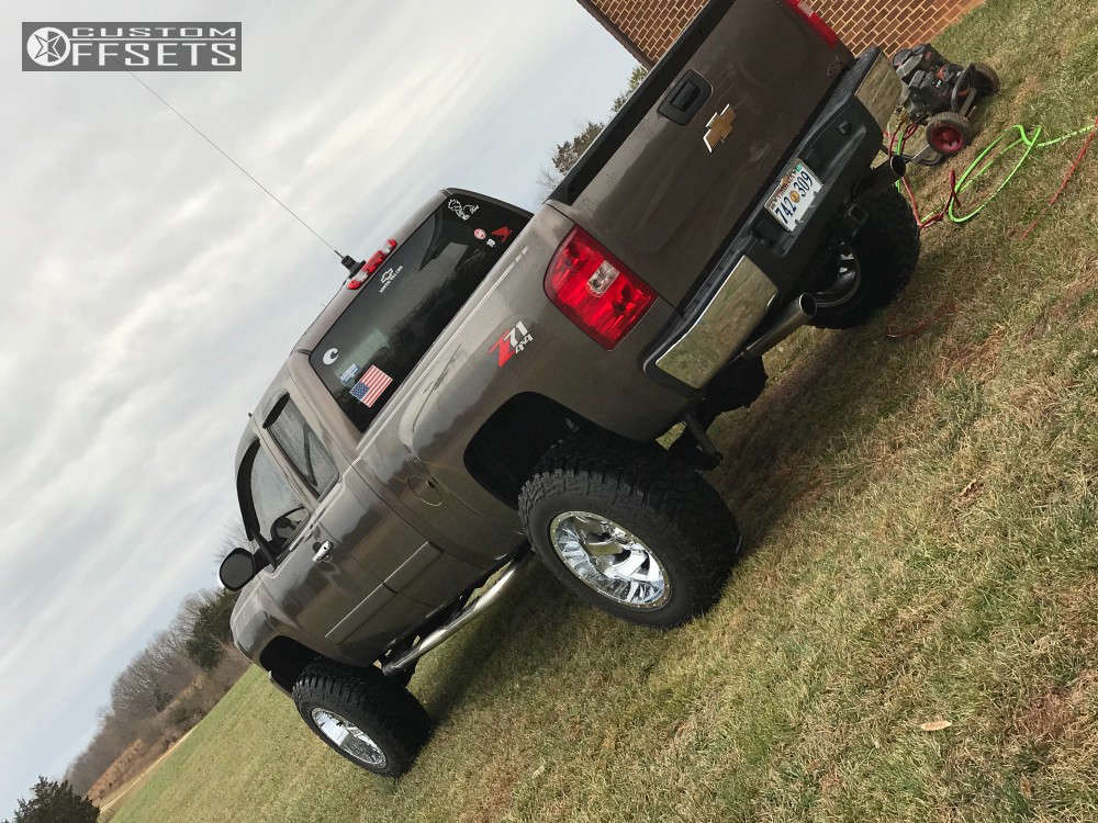 2007 Chevrolet Silverado 1500 with 22x12 -44 Fuel Cleaver D573 and 37/ ...