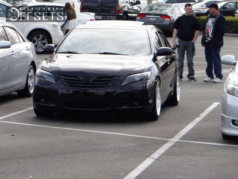 2009 Toyota Camry with 18x8.5 30 STR 601 and 225/45R18 Sumitomo HTR P01 ...