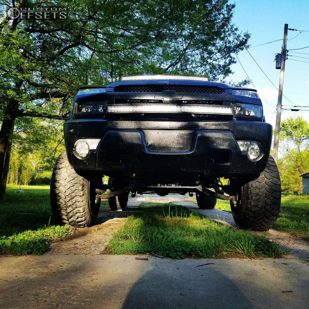 2002 Chevrolet Avalanche with 22x14 -76 Fuel Maverick and 35/12.5R22 ...