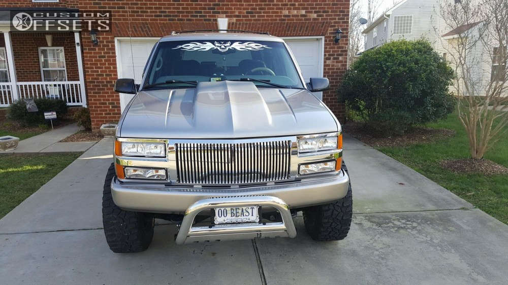 2000 Chevrolet Tahoe with 17x9 0 Moto Metal Mo909 and 315/70R17 Cooper ...