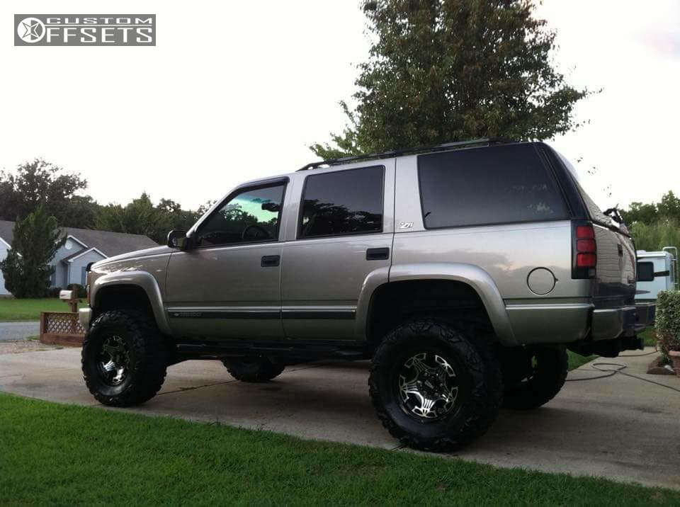 2000 Chevrolet Tahoe with 17x9 Moto Metal Mo909 and 315/70R17 Cooper ...