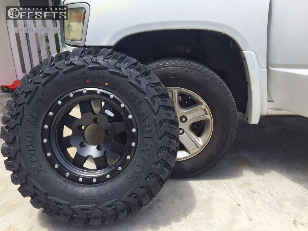 2010 Dodge Dakota with 16x8 0 Raceline Defender and 285/75R16 Gladiator ...