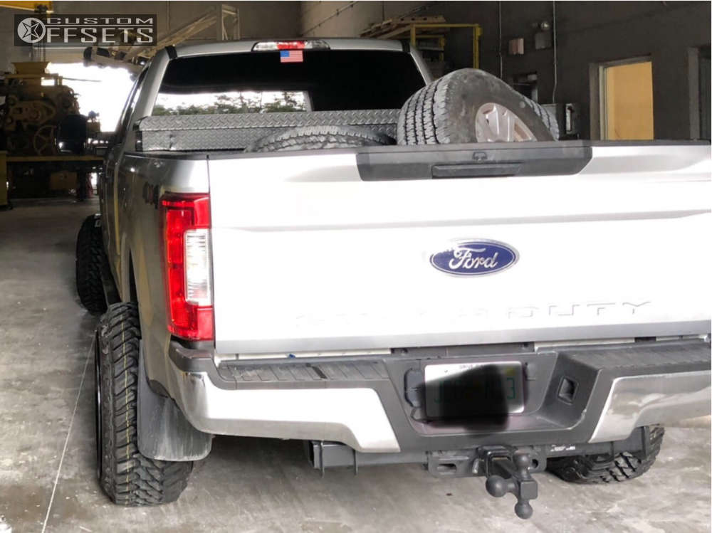 2017 Ford E-250 Super Duty with 22x14 -76 Moto Metal 962 and 33/12.5R22 ...