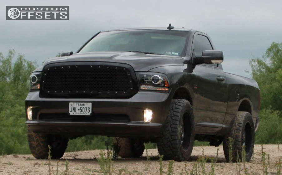 2017 Ram 1500 with 20x10 -24 Moto Metal Mo970 and 33/12.5R20 Toyo Tires ...