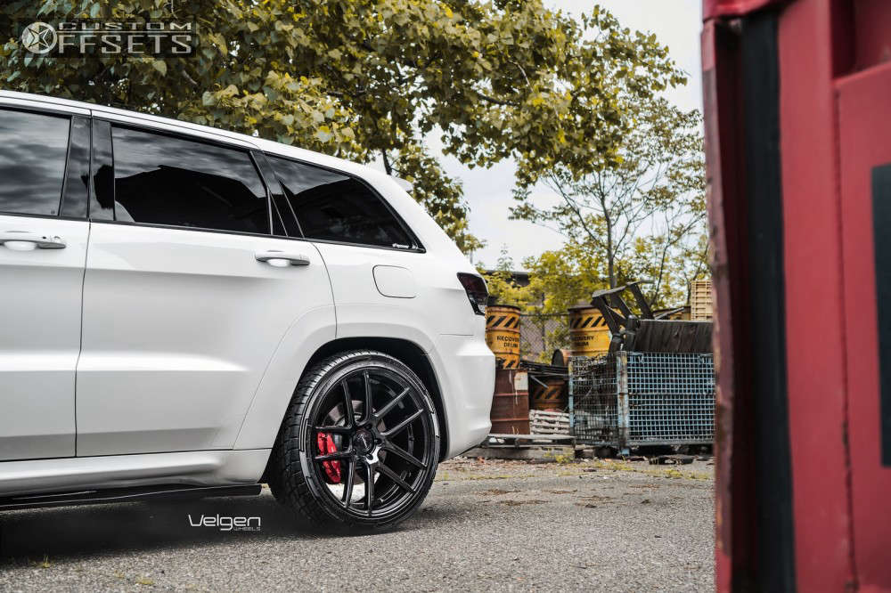 2016 Jeep Grand Cherokee with 22x10.5 35 Velgen Vmb5 and 295/35R22 ...