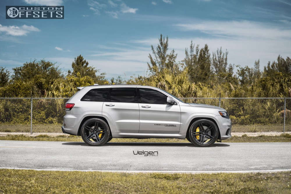 2018 Jeep Grand Cherokee with 22x10.5 35 Velgen Split5 and 305/35R22 ...