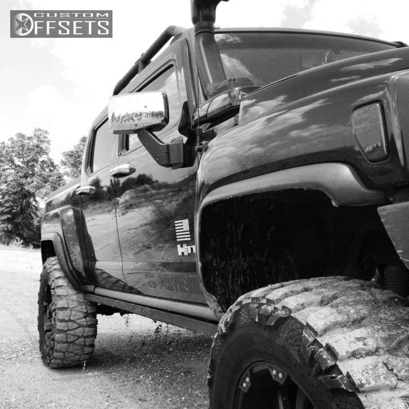 2009 HUMMER H3T with 20x10 -19 Ballistic Morax and 37/13.5R20 Nitto Mud ...