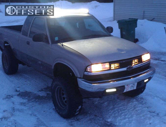 2000 Chevrolet S10 with 15x9 -32 Circle Wagon and 31/10.5R15 Federal ...