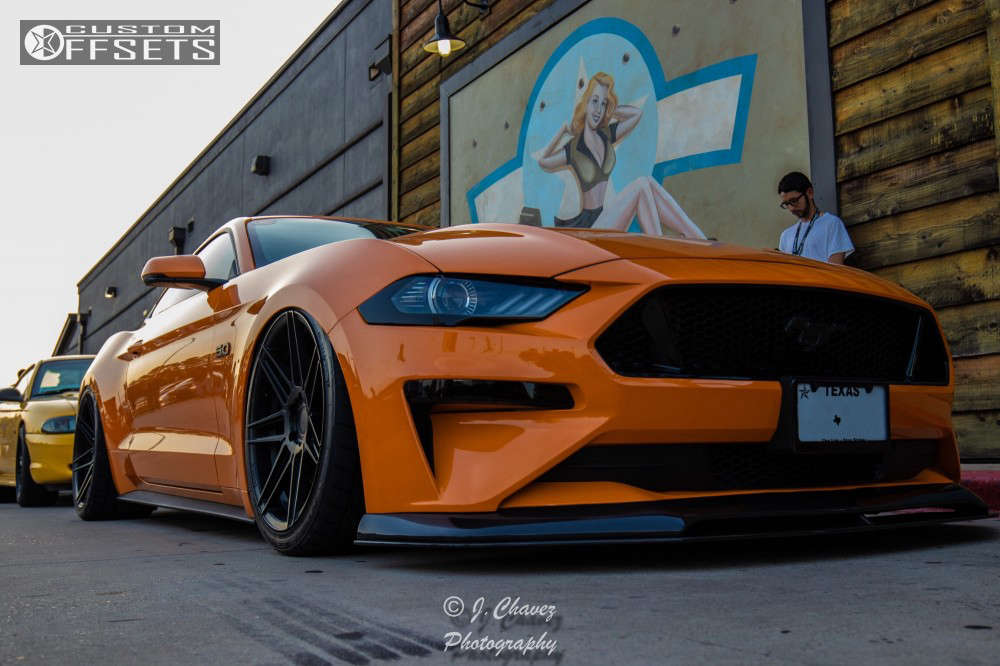 2018 Ford Mustang with 20x10 40 Ferrada F8-fr6 and 265/35R20 Nitto ...