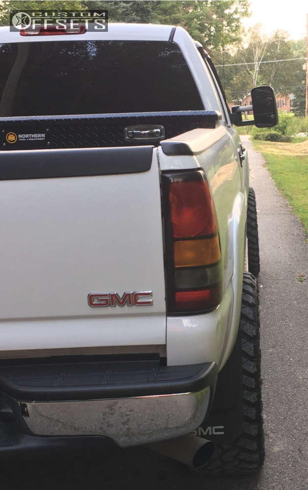 2004 GMC Sierra 2500 HD with 20x10 -18 Fuel Triton and 33/12.5R20 Nitto ...