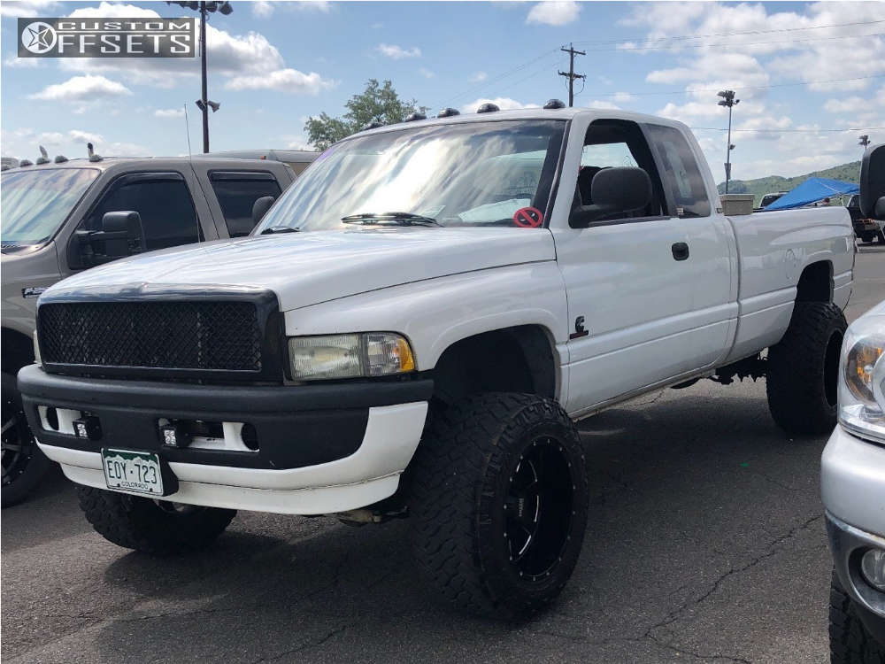 2002 Dodge Ram 2500 with 20x12 -44 Moto Metal 962 and 35/12.5R20 Nitto ...