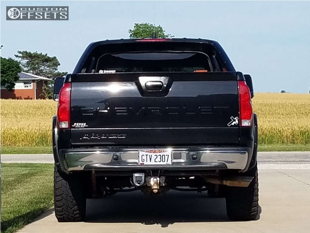 2005 Chevrolet Avalanche with 17x9 -12 Moto Metal Mo951 and 285/70R17 ...