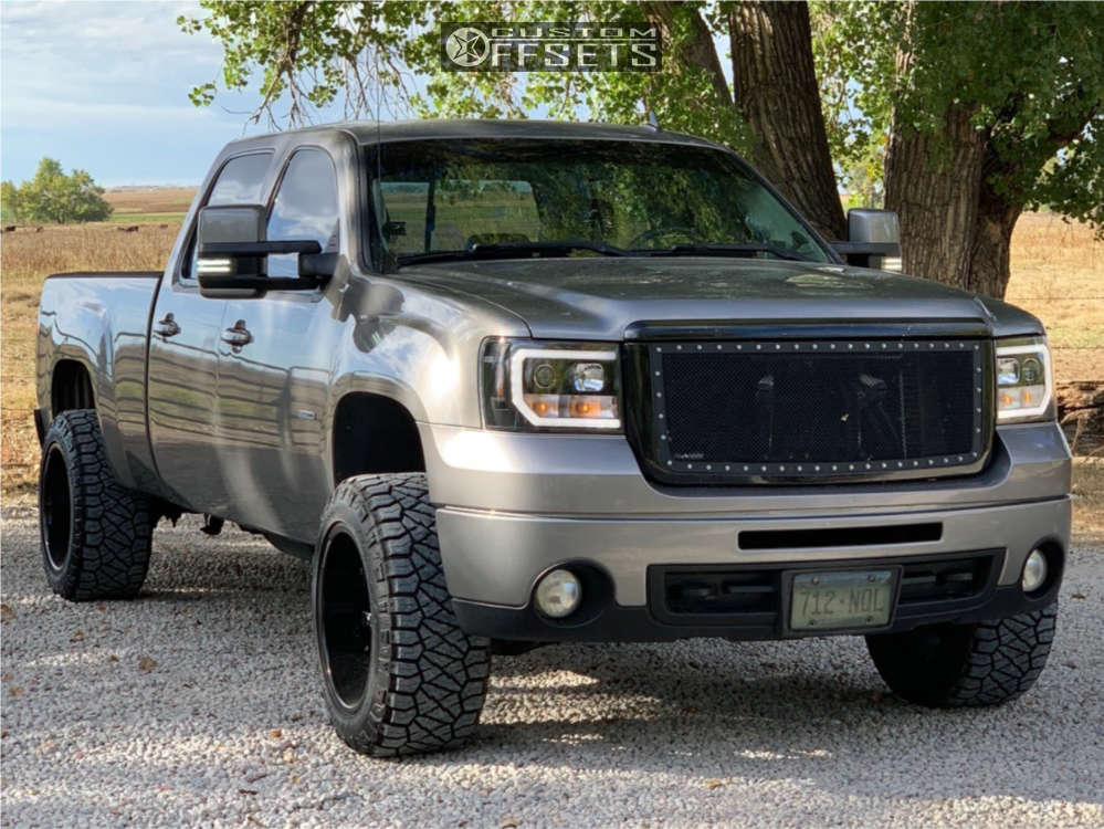 2008 GMC Sierra 2500 HD with 20x12 -44 Moto Metal Mo983 and 33/12.5R20 ...