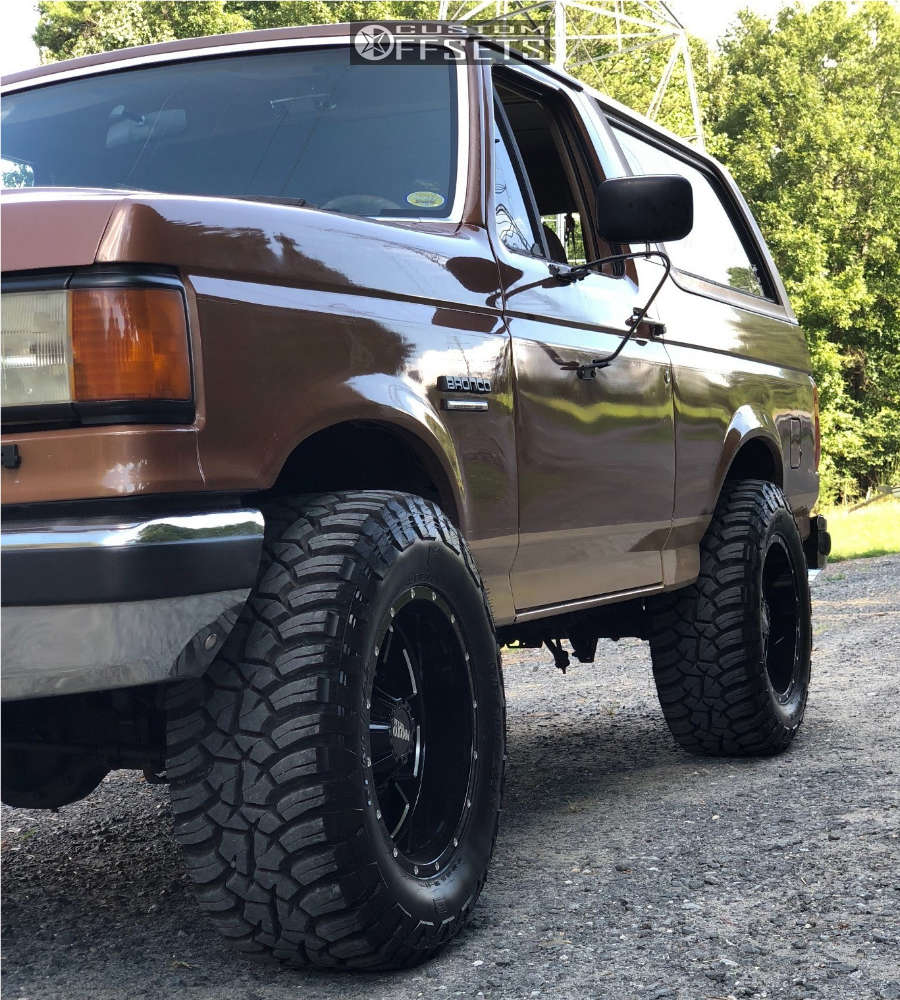 1990 Ford Bronco with 18x10 -24 Moto Metal Mo962 and 33/12.5R18 General ...