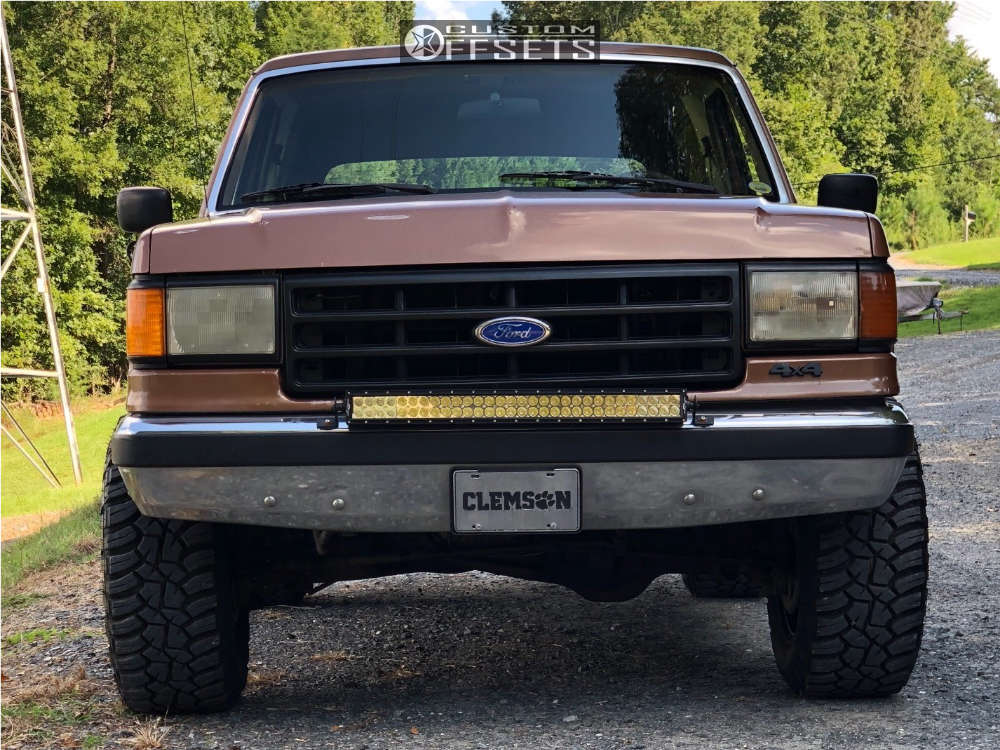 1990 Ford Bronco with 18x10 -24 Moto Metal Mo962 and 33/12.5R18 General ...