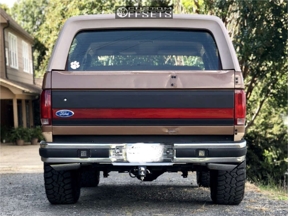 1990 Ford Bronco with 18x10 -24 Moto Metal Mo962 and 33/12.5R18 General ...