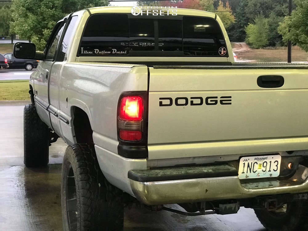 1999 Dodge Ram 2500 with 22x12 -44 Mazzi Hulk and 37/13.5R22 Falken ...