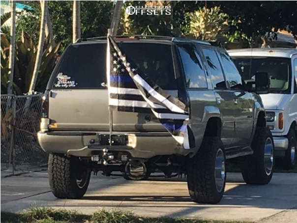 2000 Cadillac Escalade with 20x12 -44 Moto Metal Mo985 and 305/55R20 ...