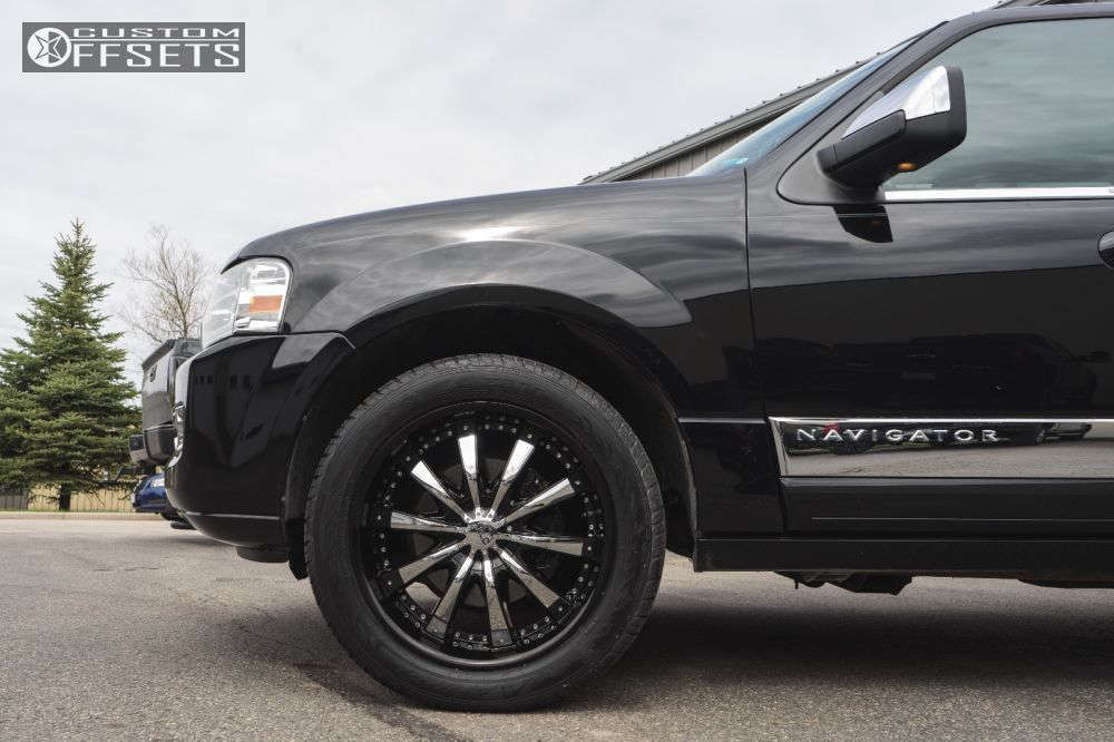 2007 Lincoln Navigator with 22x9.5 38 Helo HE875 and 305/45R22 Atturo ...