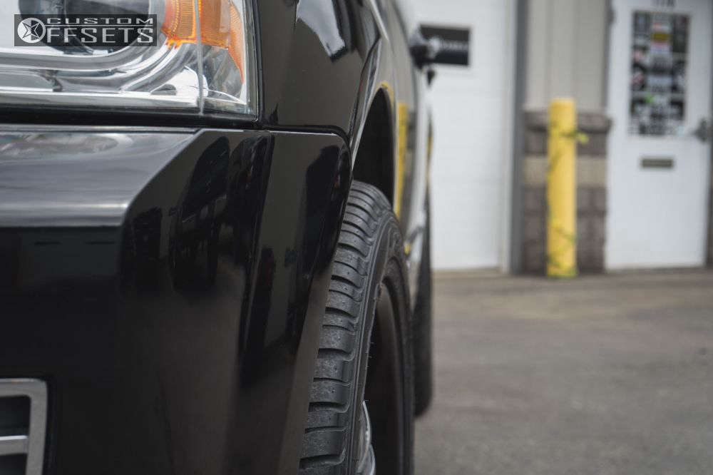 2007 Lincoln Navigator with 22x9.5 38 Helo HE875 and 305/45R22 Atturo ...