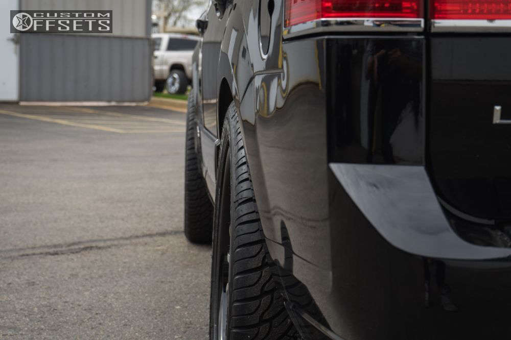 2007 Lincoln Navigator with 22x9.5 38 Helo HE875 and 305/45R22 Atturo ...