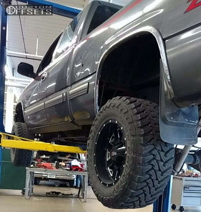 2001 Chevrolet Silverado 1500 with 18x10 -24 Moto Metal MO962 and 33/12 ...