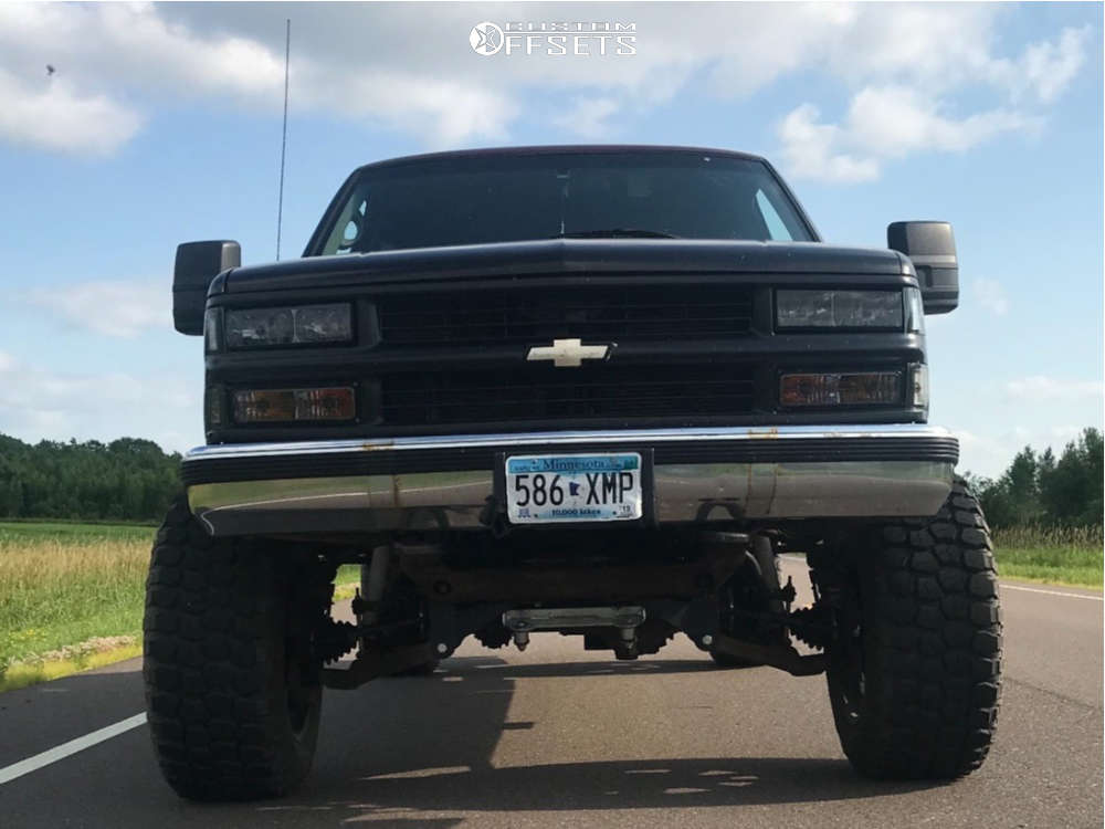 2000 Chevrolet K2500 with 20x12 -44 American Truxx At154 and 35/12.5R20 ...