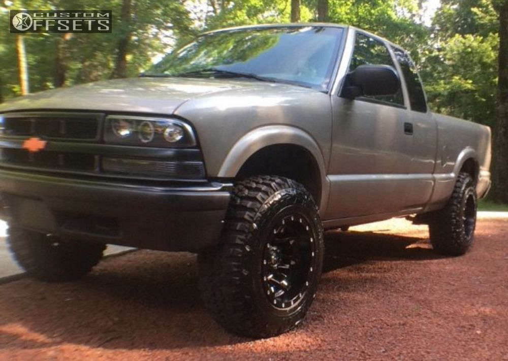 2000 Chevrolet S10 with 15x10 -43 Fuel Lethal and 30/9.5R15 Federal ...